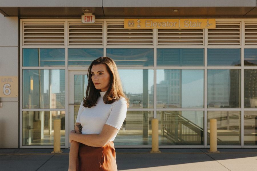 LGBTQ+ ACTRESS ANNA HINDMAN ON HER ROLE ALONGSIDE BRUCE WILLIS IN ...